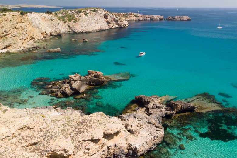 Passeio de barco menorquino por Fornells - Tudo Sobre Menorca